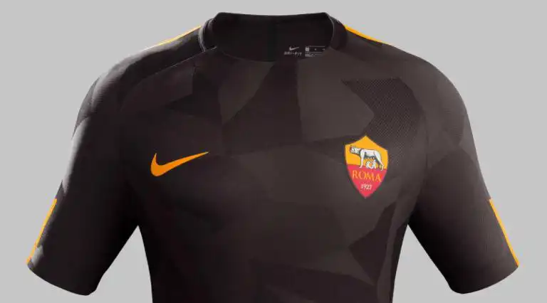 LA ROMA PRESENTA LA TERZA MAGLIA | News