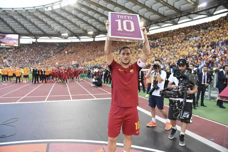 TOTTI SALUTA LA ROMA | News