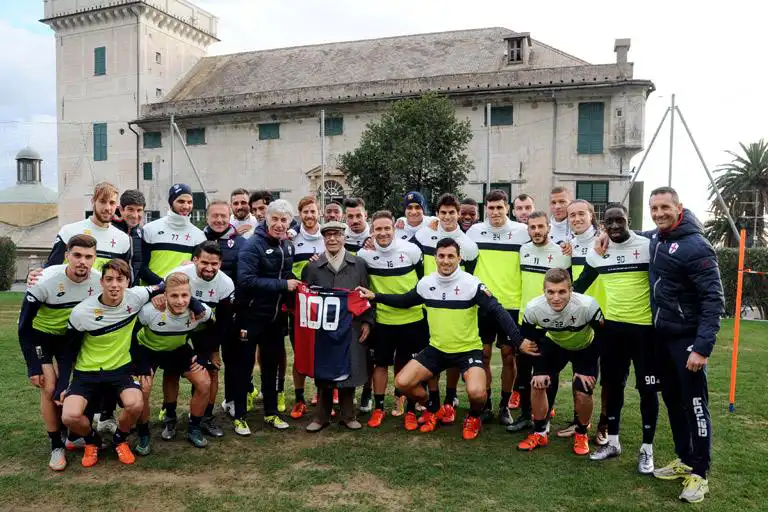 IL GENOA FESTEGGIA UN SUO STORICO TIFOSO | News