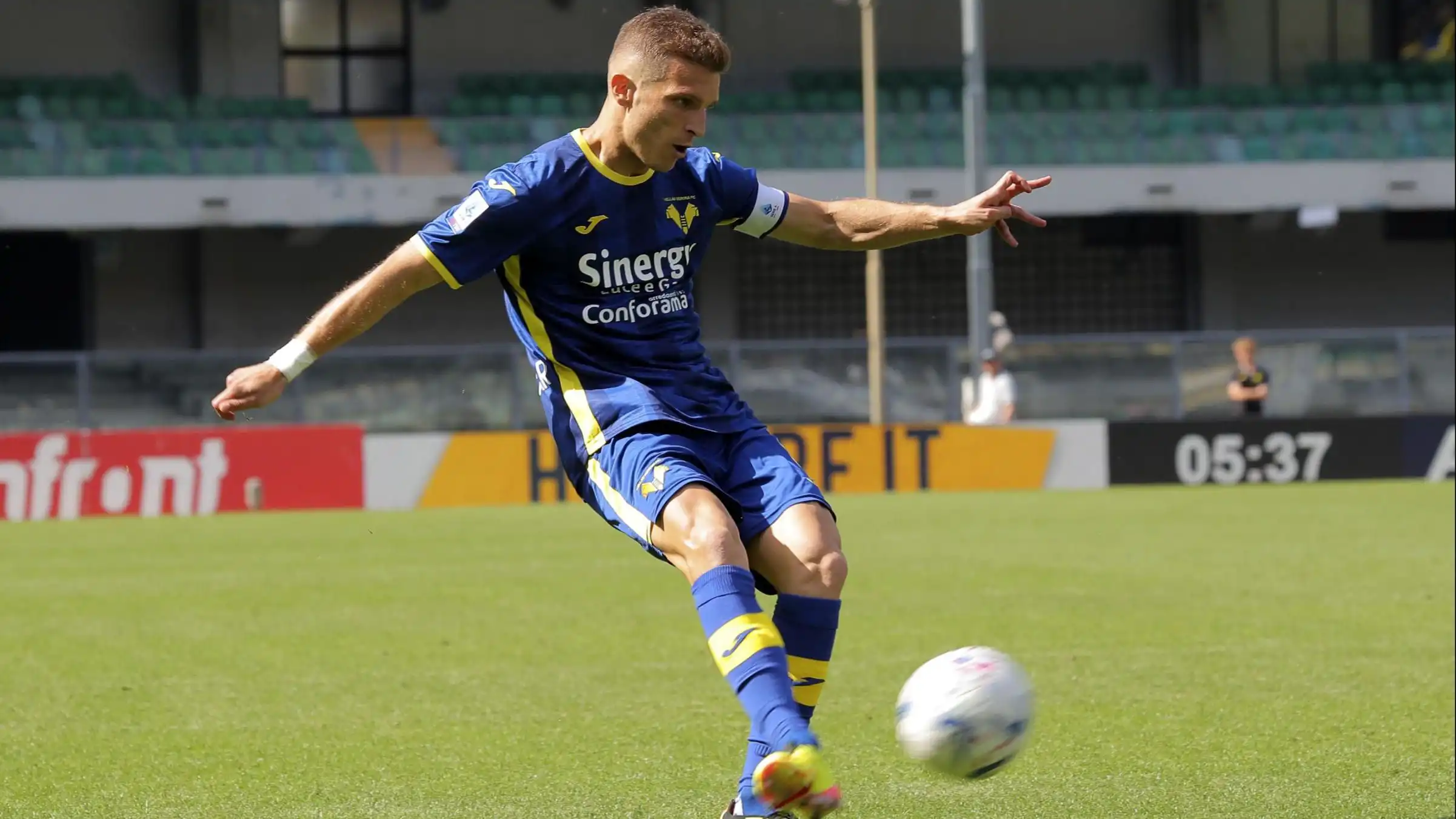 LAZOVIC RINNOVA CON L`HELLAS | News